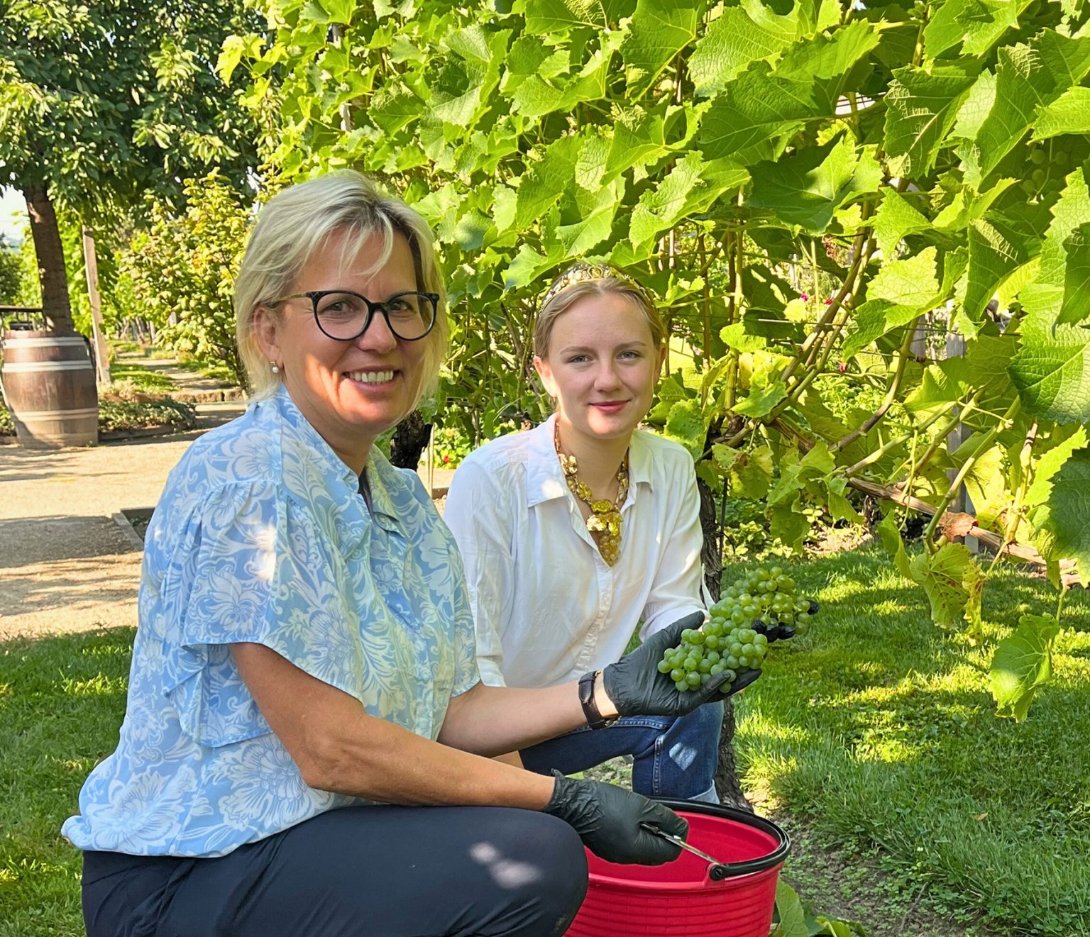 Staatsministerin-Barbara-Klepsch-Saechsische-Weinkoenigin-Alona-Chesnok ...